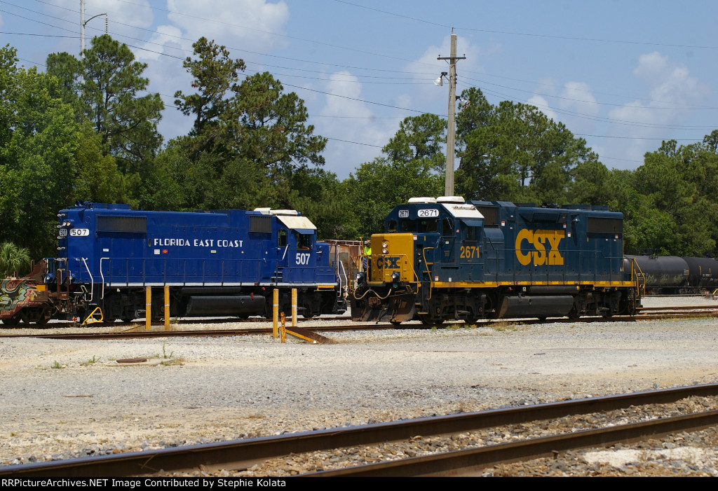 FEC 507 PASSING CSX 2671